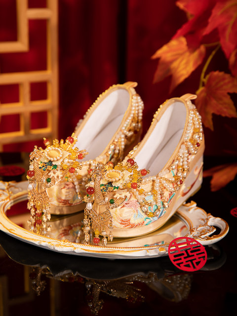 Handmade Chinese wedding shoes with bride show showing the Ming system ...