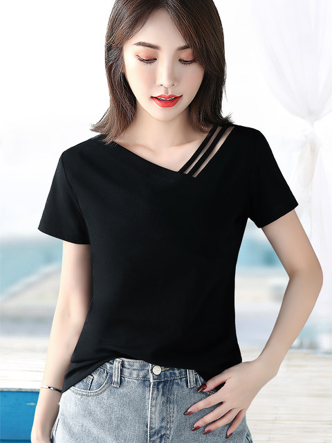 Slim-fitting slim base shirt with double-line slanted V-neck short ...