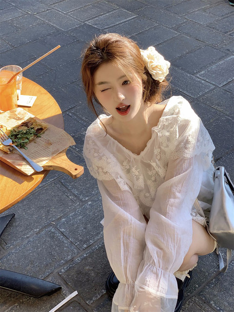 Fan Wenwen, slightly drunk brandy, lace spliced thin sunscreen shirt ...