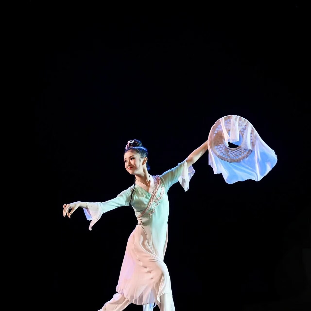 The same opera of Taoli Cup, spring flowers blooming, performance ...