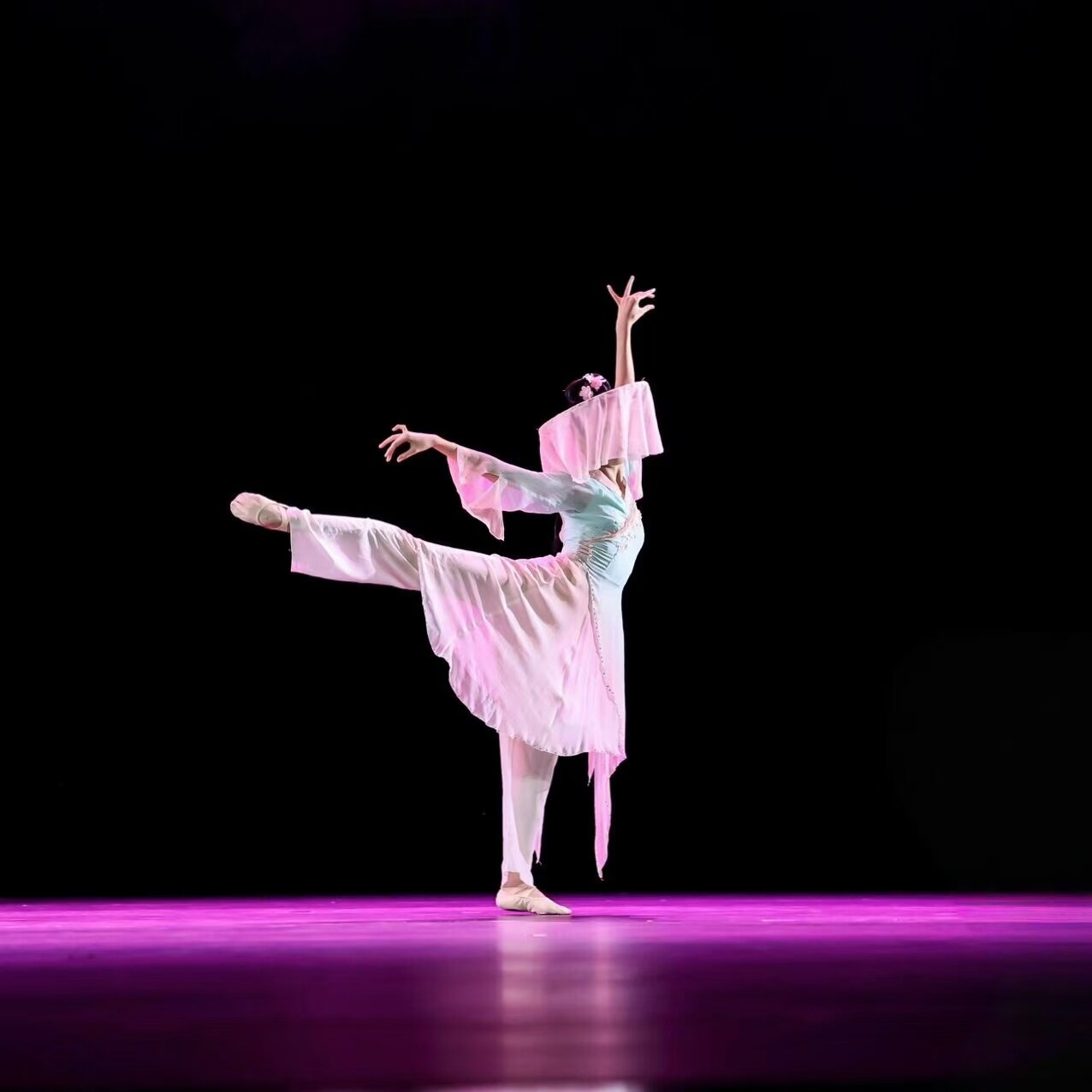 The same opera of Taoli Cup, spring flowers blooming, performance ...