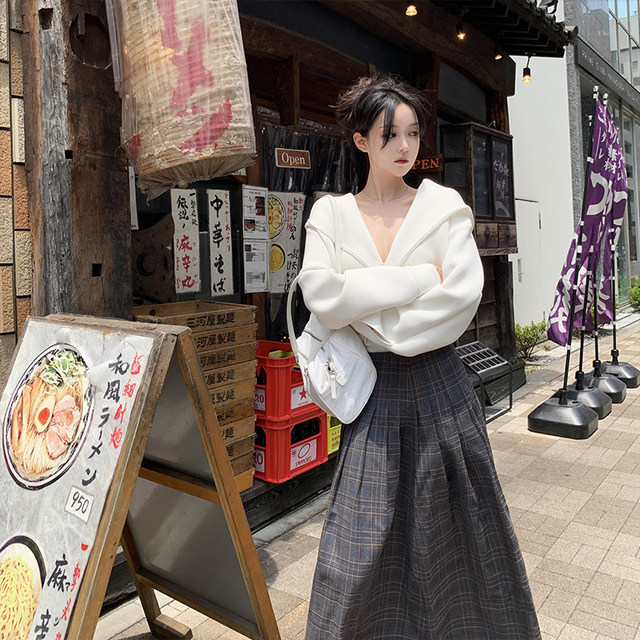 Gyokuu white air layer hooded connective top