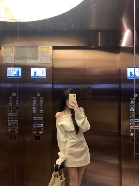 Yumeo Yu's two-piece knitted halter neck slim waist suit top