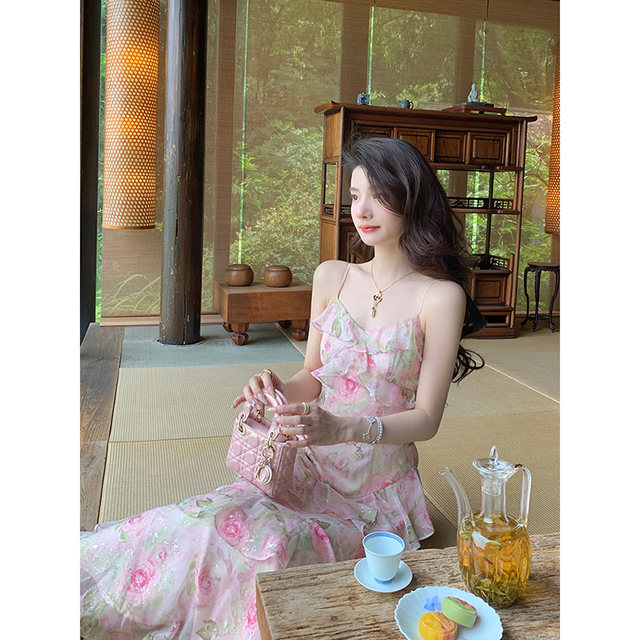 Deng Liuliu gentle ruffled pink floral suspender dress women's summer high-end seaside vacation ...
