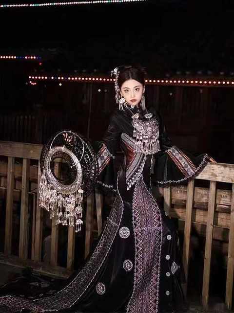 New Miao Xianjiang Miao girl minority clothing model Jingtai show travel shooting suit mop the floor