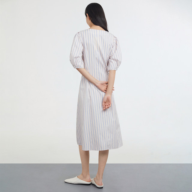 The same style as the mall naivee Naive summer new classic fashion V ...