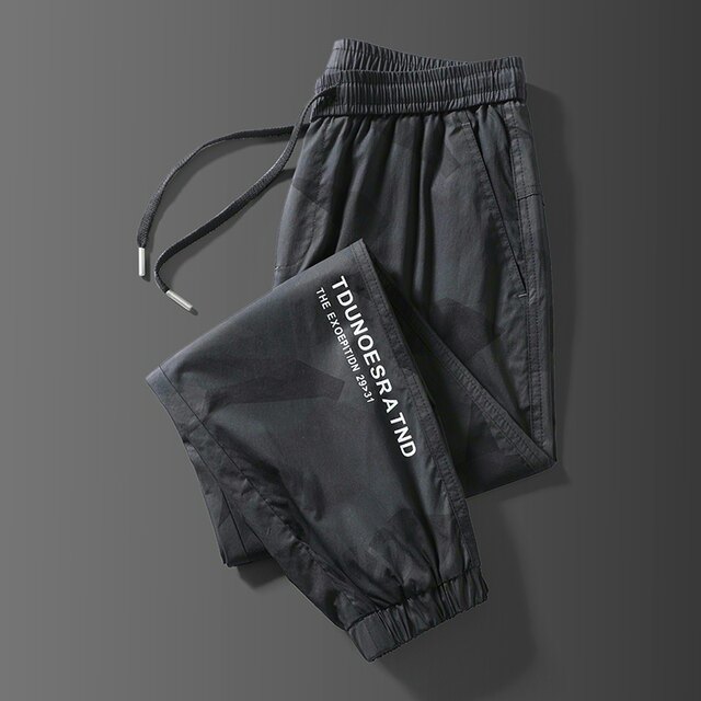The pants worn by men for work are wear-resistant, dirty, camouflage ...