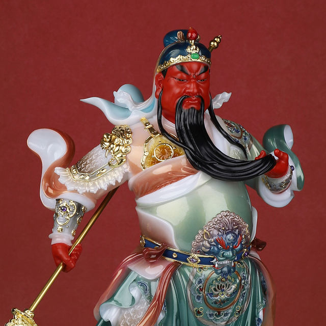 The statue of Guan Gong in the world is decorated with swords and ...