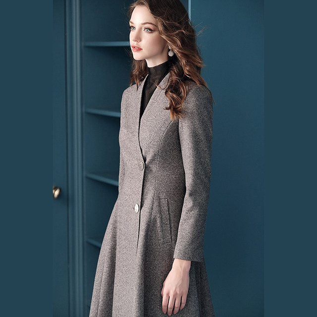 Stunningly fashionable and mature style gray v-neck autumn and winter ...