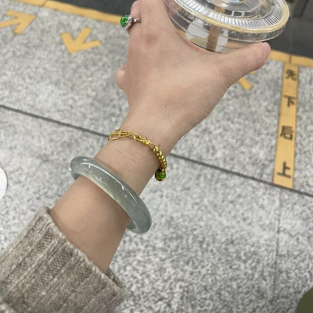 Ice type floating green chalcedony agate bracelet with gummy feeling ...