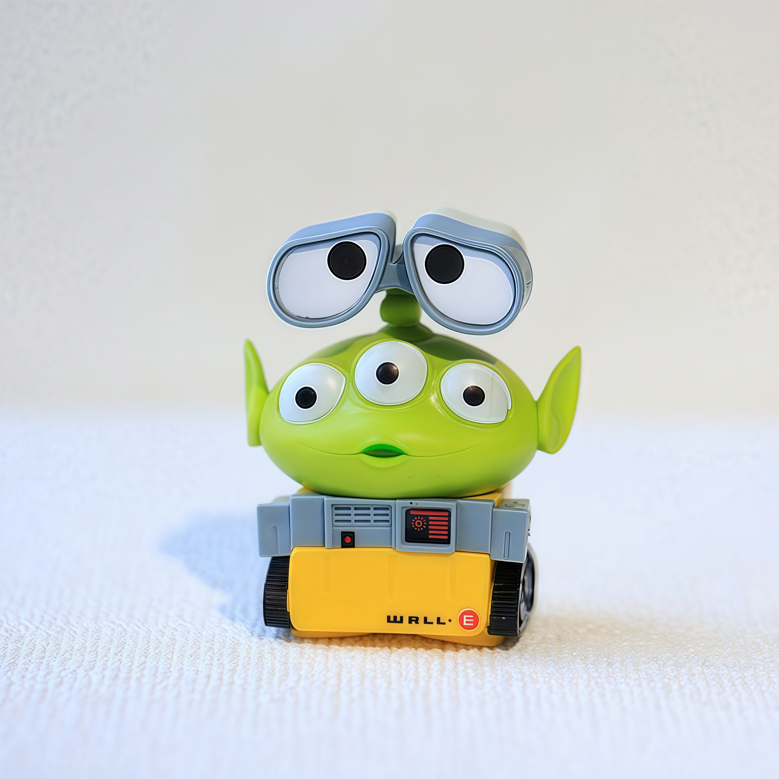 Three-eyed boy drag Abunimo Strawberry Bass Three-eyed monster figure ...