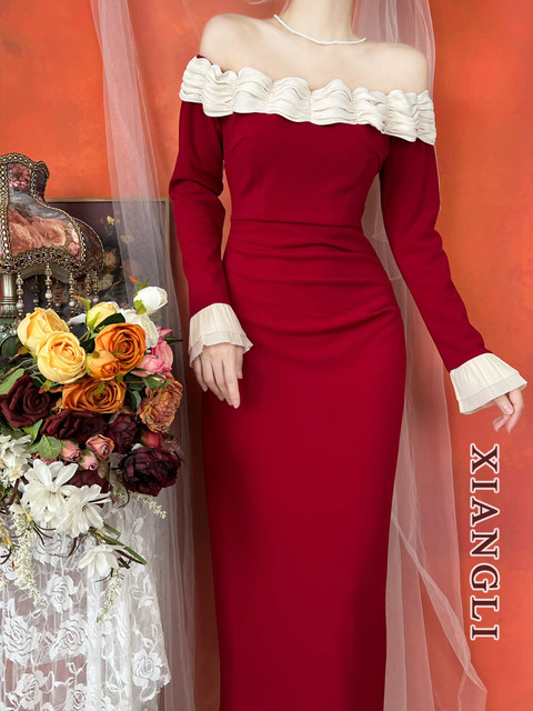 French retro red dress in the alley, autumn one-shoulder Hepburn ...