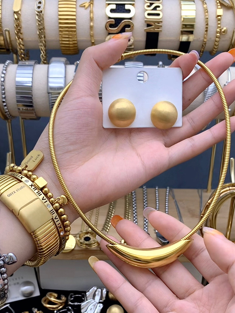 Titanium steel necklace does not fall off color, cold metal wind ...