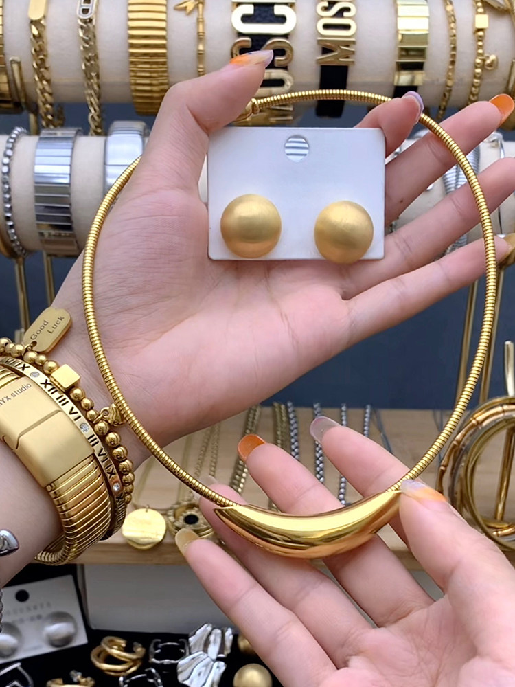 Titanium steel necklace does not fall off color, cold metal wind ...