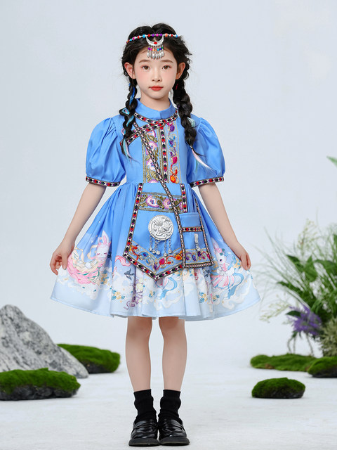 March 3 children and ethnic minority costumes girls Guangxi Zhuang ...