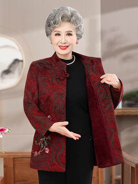 Middle -aged and elderly women in autumn and winter mothers 6070 years ...