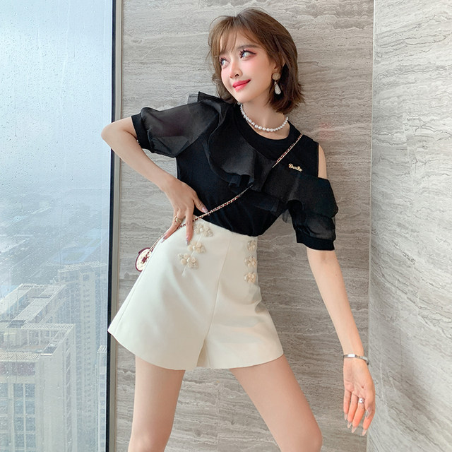 MIUCO sexy one-sided off-shoulder ruffled top + retro buttoned shorts ...