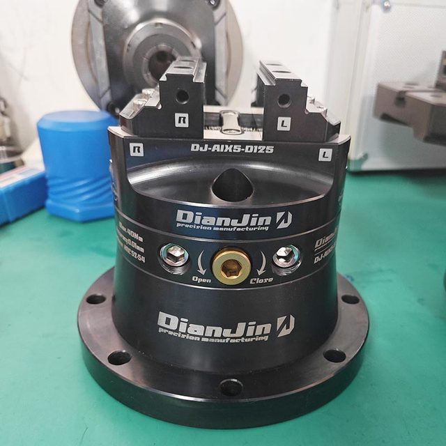 Four- and five-axis CNC machining center disc-type integral self ...
