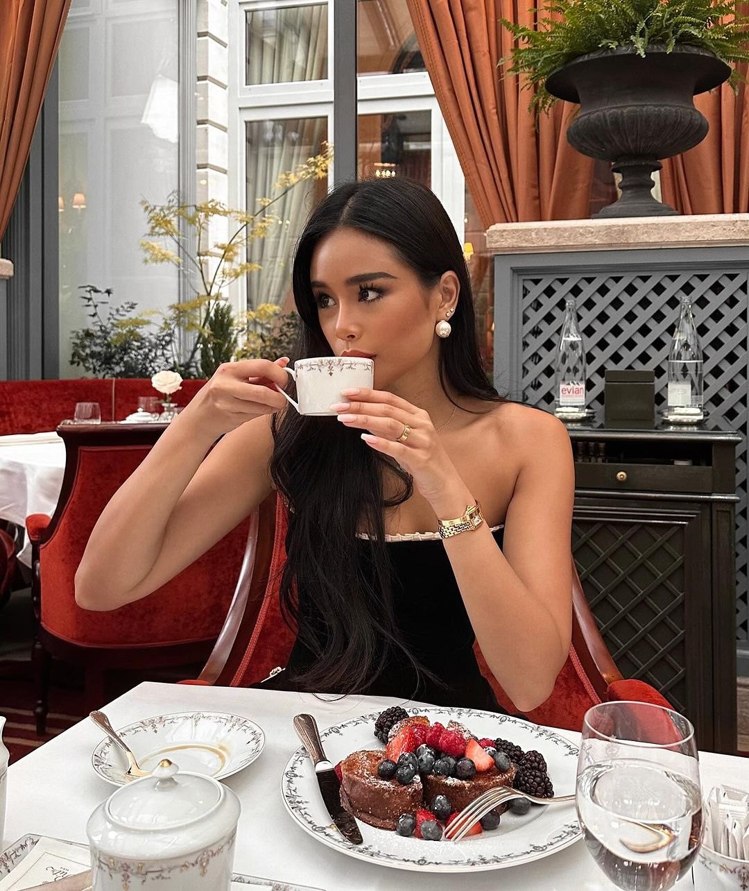 Retro pure desire velvet tube top fish waist dresses, sexual gesture ...