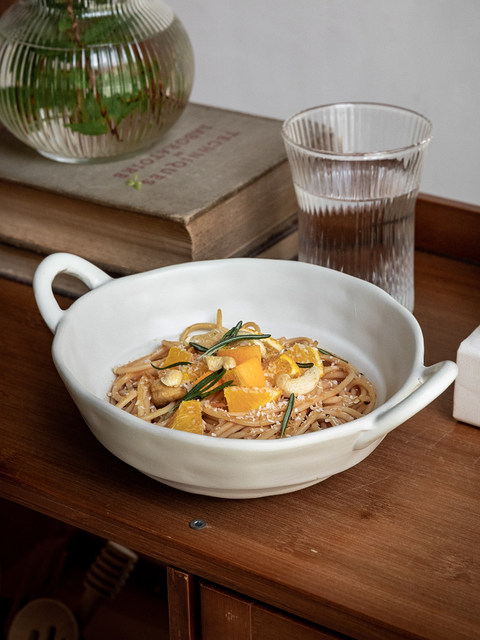 The beautiful double-ear bowl with a very good appearance at the alley ...