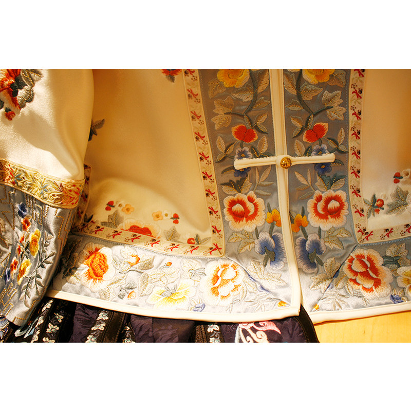 Yiyi's blue and white with peony heavy workers embroidered acetic acid ...