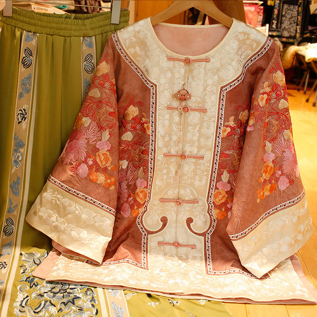 Yiyi's Floral Silk Cloud Yarn Hand-Embroidered Chinese-Style Double ...