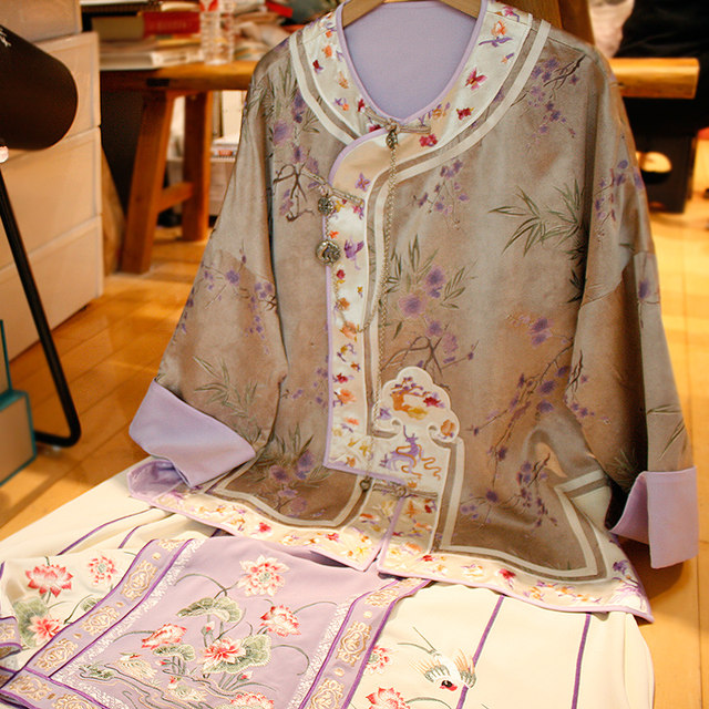 Yiyi's Nine-Color Deer Embroidered Round-Neck Pipa-Collar Jacquard ...