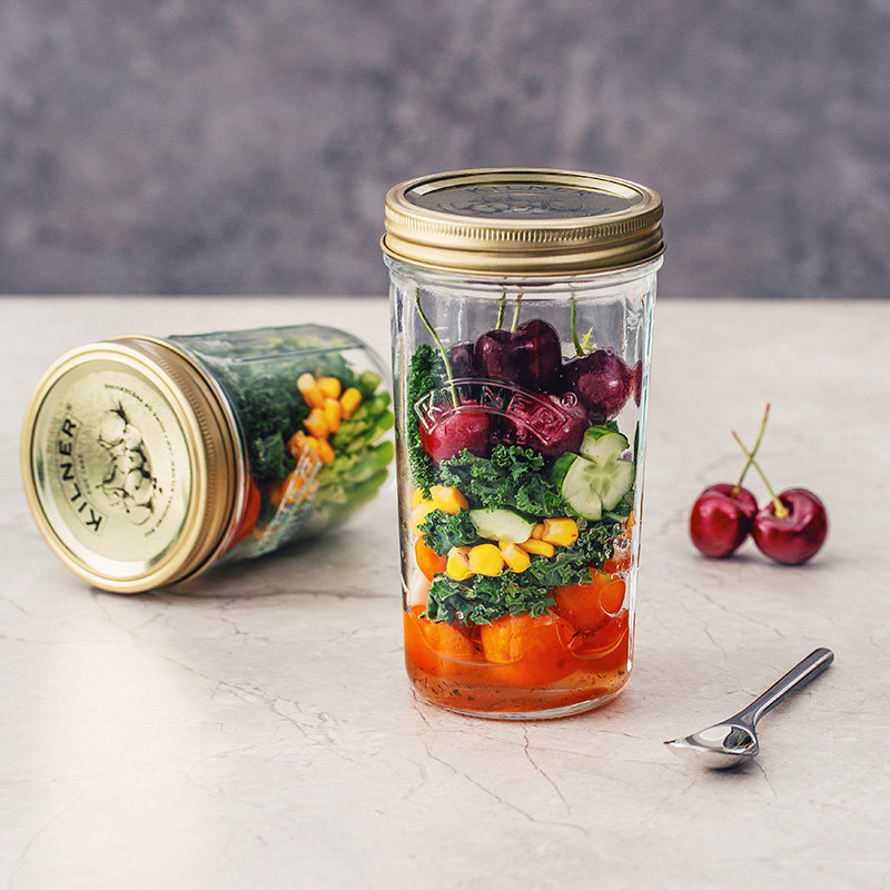 Kilner Overnight Oats Cup with Airtight Glass Jar and Strawberry Jam