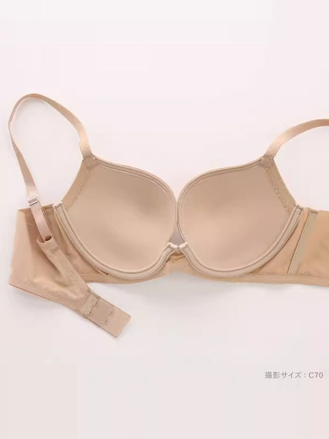 Wacoal underwear women gathered with small breasts, looking big, close ...