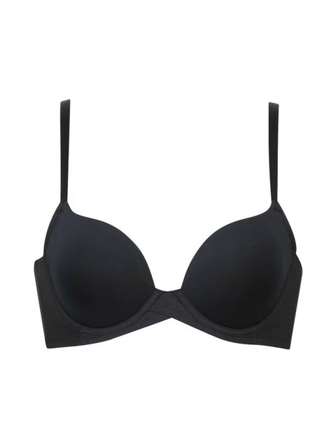Wacoal underwear women gathered with small breasts, looking big, close ...