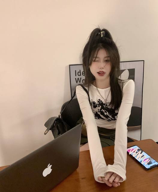 Top long -sleeved printed white short T -shirt female 2022 early autumn ...