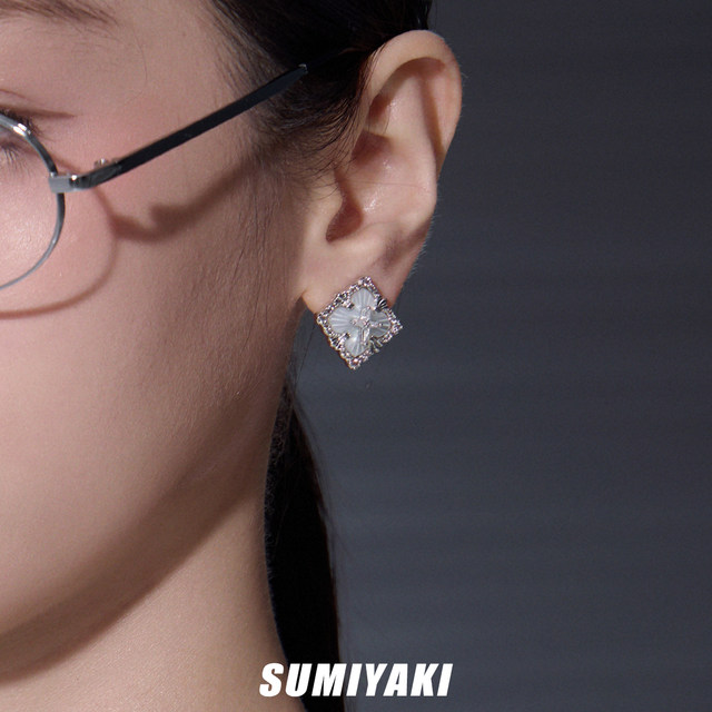 SUMIYAKI four-leaf clover brushed mother-of-pearl diamond earrings light luxury s925 silver needle