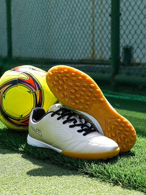 Pull-back sports shoes, student physical education class competition ...