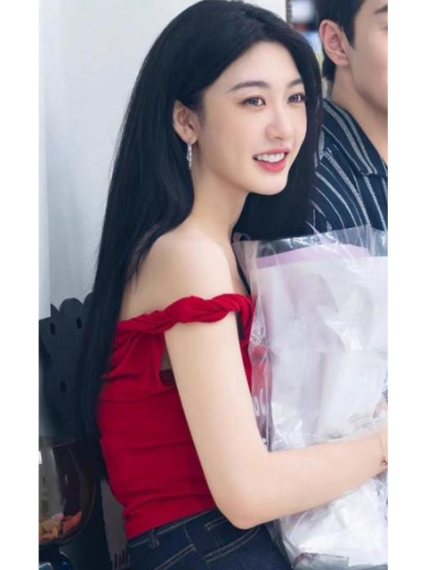 The signal of the heart of the heart, Sun Leyan, the same red shoulder ...