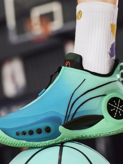 Rotating buttons basketball shoes