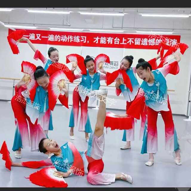 Huaer smiled dance to me, performing the Shanxi Xiaohua Opera Fan Dance ...