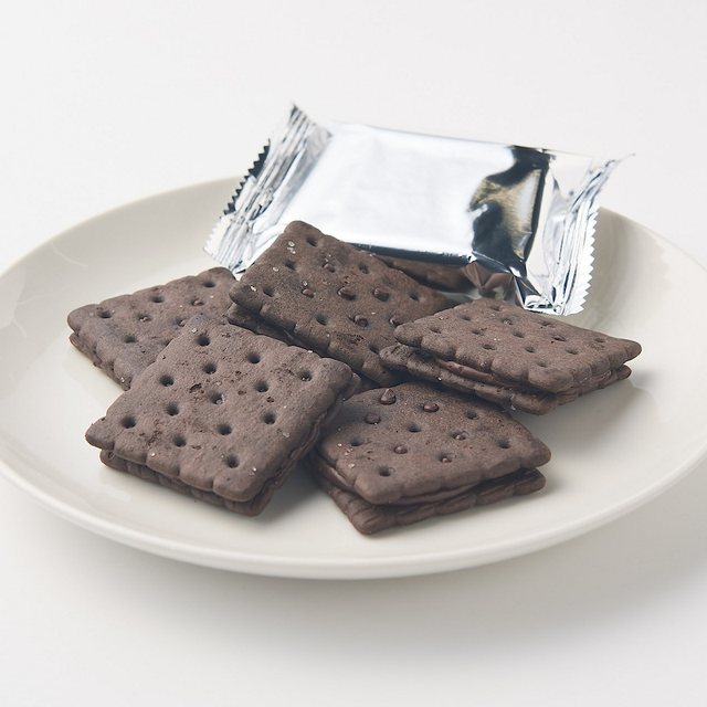 MUJI MUJI Chocolate Sandwich Cheese Chocolate Sandwich Biscuits Snack ...