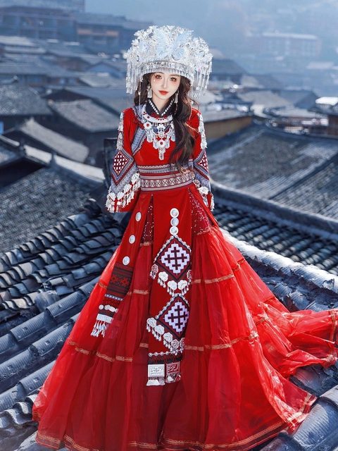 Miao and Miao girls' costumes, red dance performances in photo studios ...