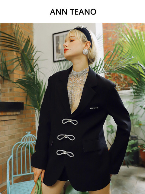 Ann teano Roman diamond bow straight shoulder angular silhouette suit ...