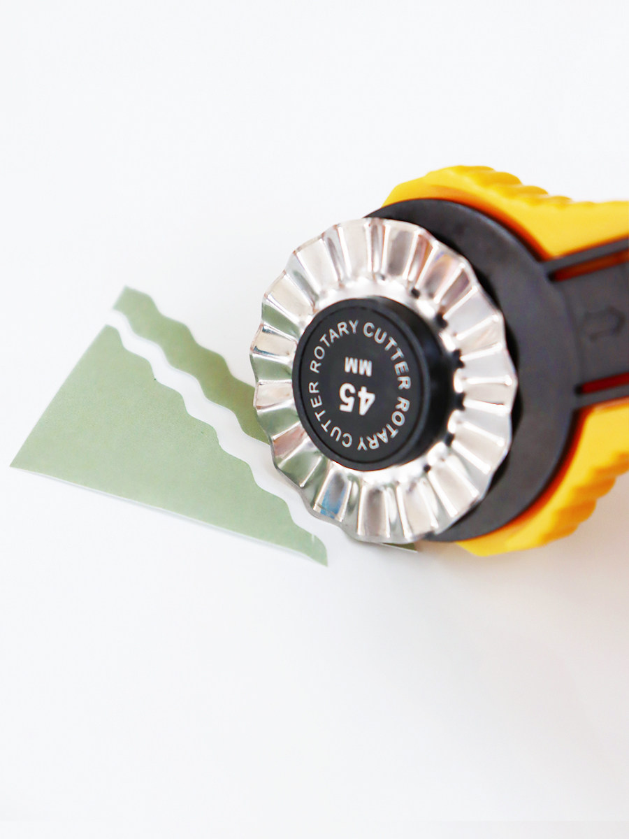 Roller Knife Cutter - Dotted & Wavy Line Tool for Cloth & Leather