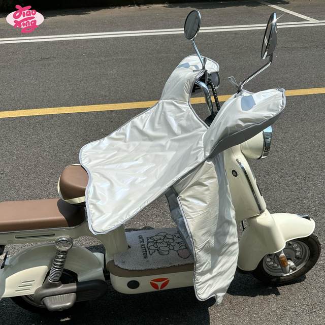 Electric vehicle windshield is in summer sunscreen cover insulation ...