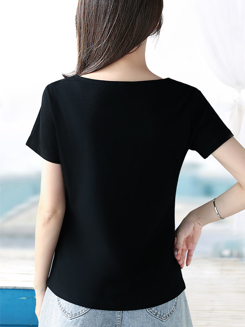 Slim-fitting slim base shirt with double-line slanted V-neck short ...