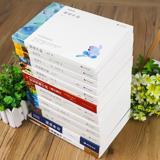 A complete set of 36 volumes of junior high school reading classics ...