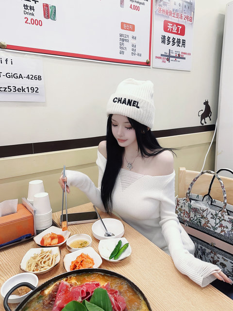 Eva Junjun Jiang autumn and winter new style frayed knitted long-sleeved off-shoulder sweater ...