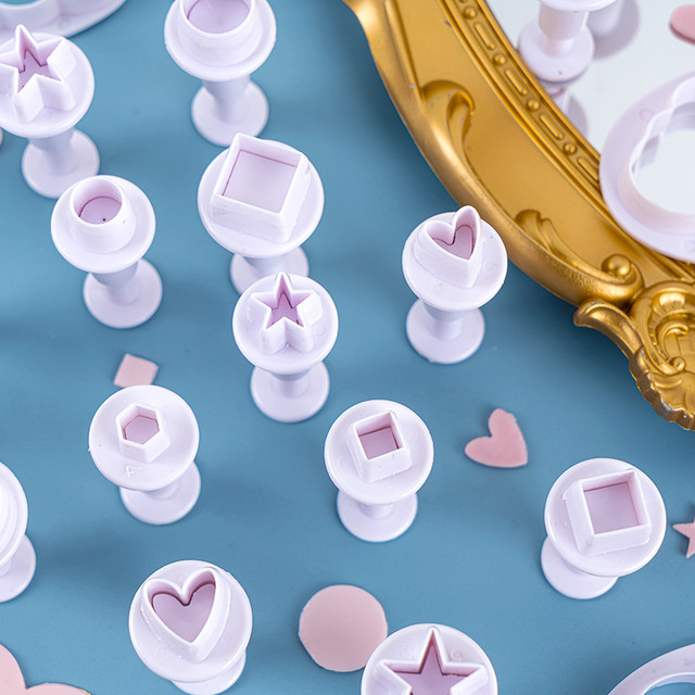 Basic modeling of baking tools Simple geometric figures Press biscuit ...