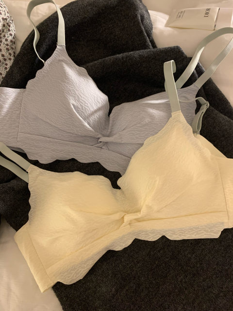 No trace underwear female small breasts gathered to show a large steel ...