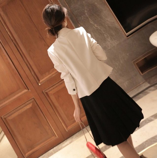 Commuting, capable, elegant and high-end, one-button white small suit ...