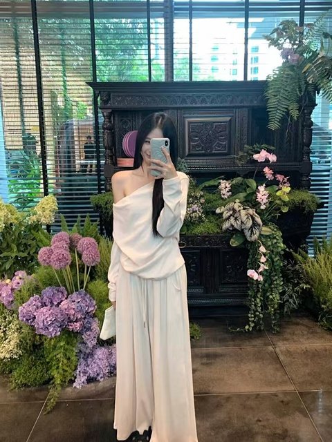 Design-sensory niche slanted neck off-shoulder long-sleeved T-shirt for ...