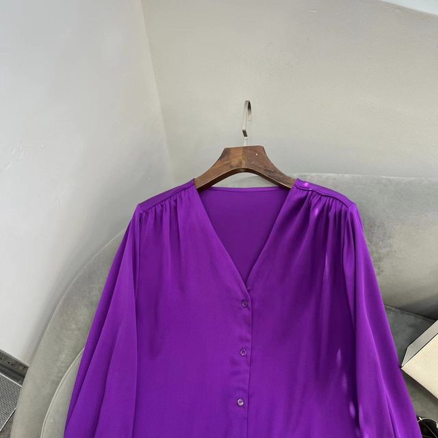 V -neck shoulder pinch cream elastic satrin silk fashion is thin and ...