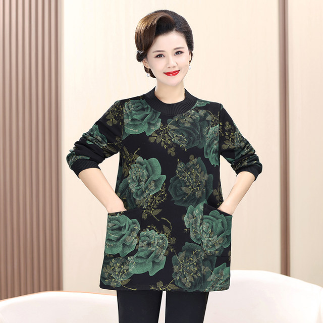 Fat mother plus a velvet -covered belly base shirt in the middle of the ...